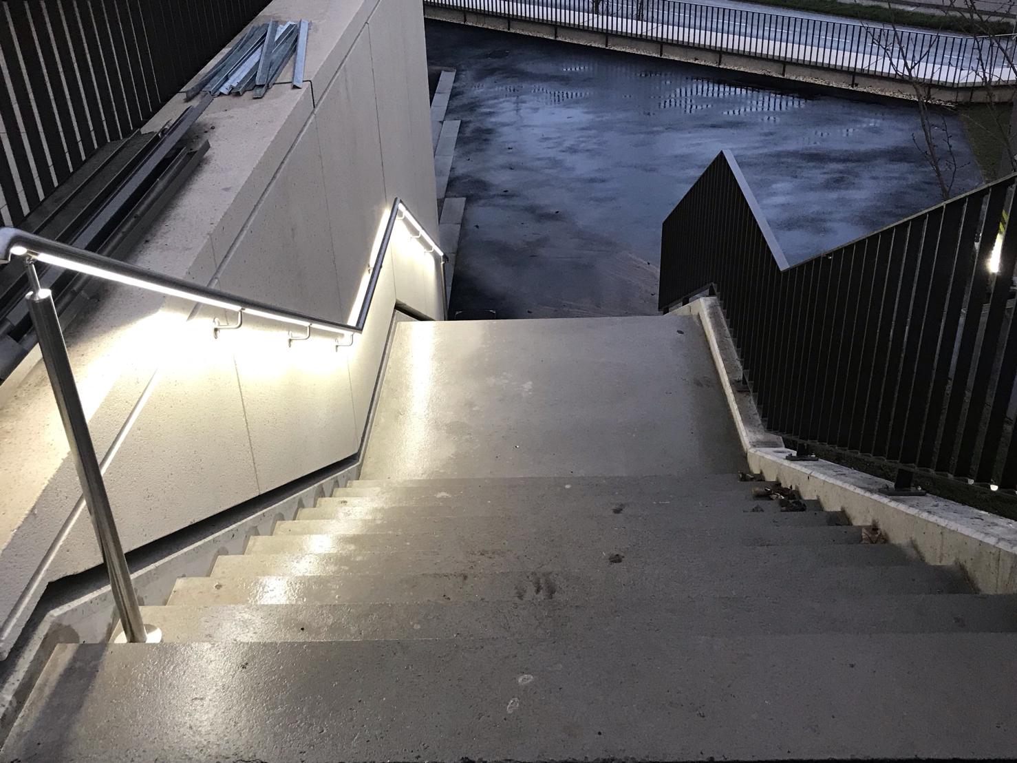 Treppenhaus Edelstahl LED Handlauf Design